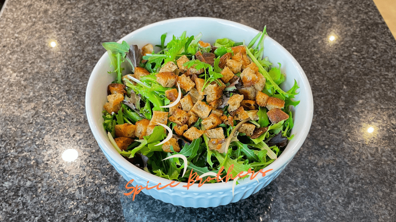 Frischer Salat mit Green Spice Croutons – Spice Brothers